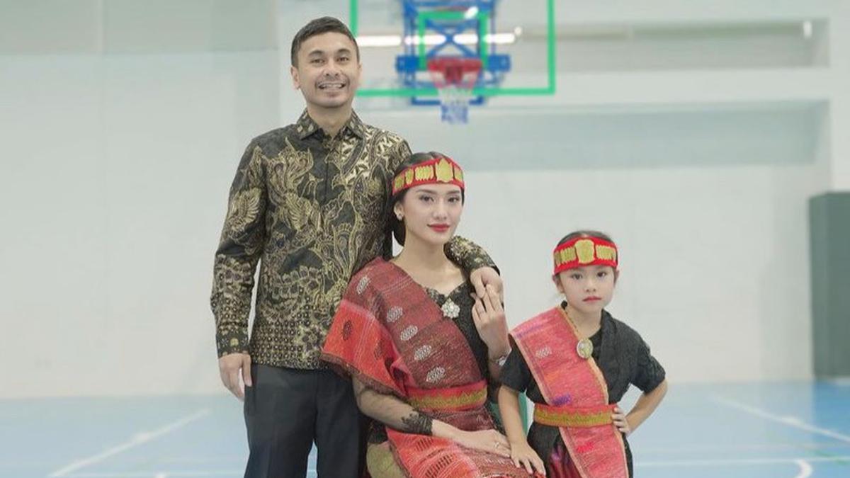 6 Gaya Kompak Anissa Aziza Istri Raditya Dika dan Putrinya Dibalut ...