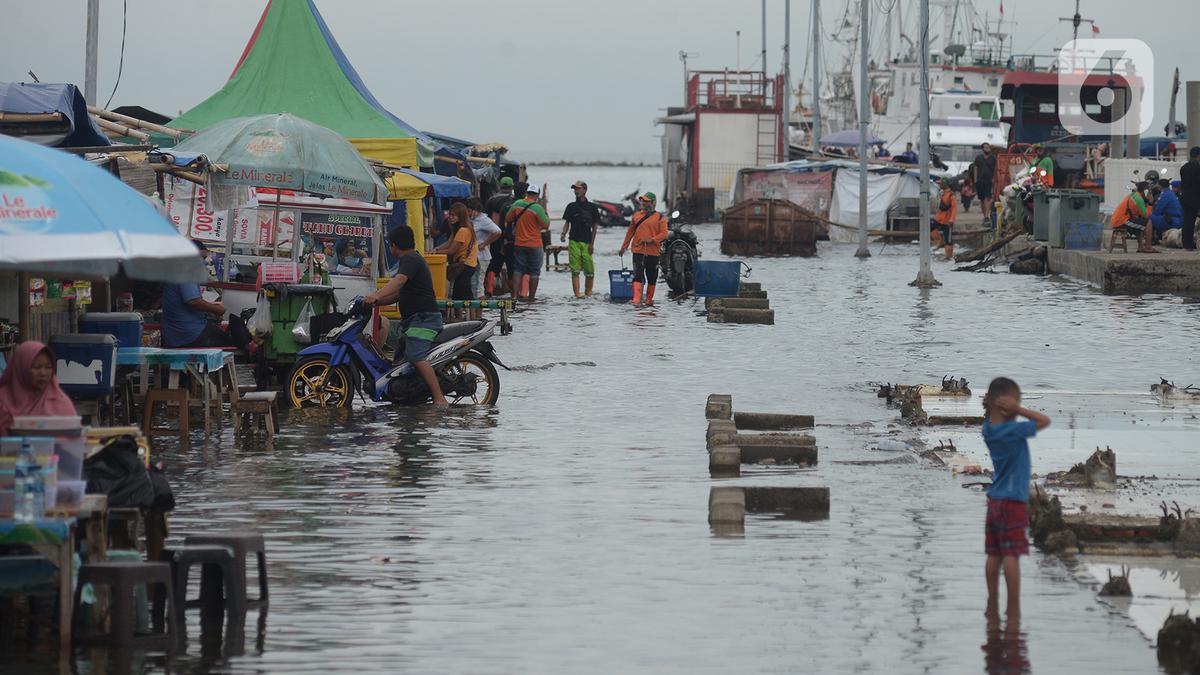 FOTO: Waspada Cuaca Malam Pergantian Tahun 2021 - Foto Liputan6.com