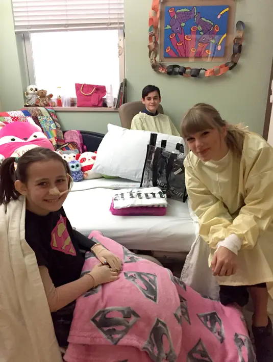 Taylor Swift Beri Kejutan Penggemar di Rumah Sakit - Photo Fimela.com