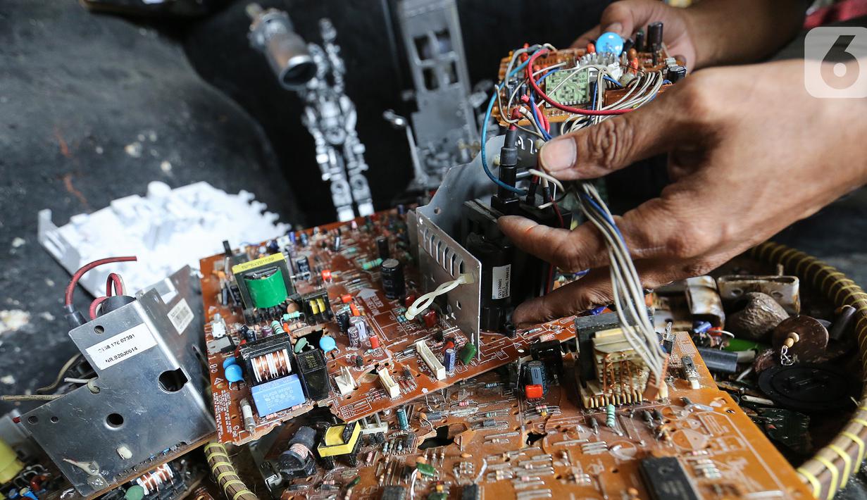 FOTO: Menyulap Limbah Komponen Elektronik Menjadi Produk Ekonomis ...