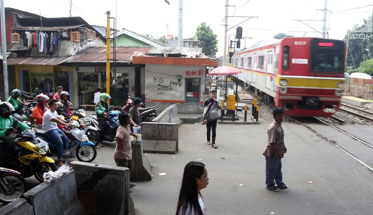 FOTO: Mengerikan, Perlintasan Kereta Api Ini Tidak Berpalang Pintu ...