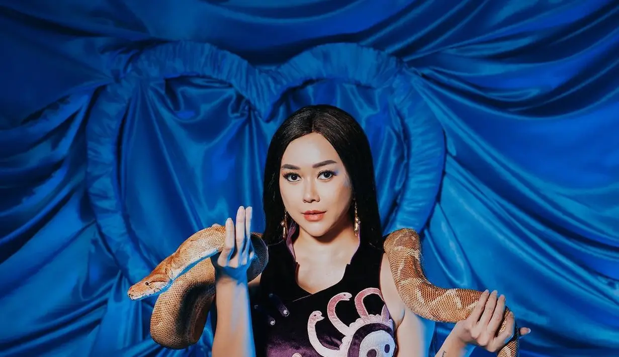 6 Potret Outfit Unik Aura Kasih Rayakan Imlek, Cosplay Jadi Karakter ...