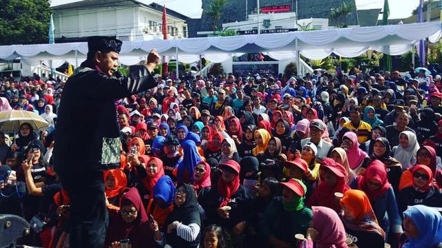 Jadi DPD RI dengan Suara Terbanyak, Ini 6 Potret Oni SOS Komedian Teman ...