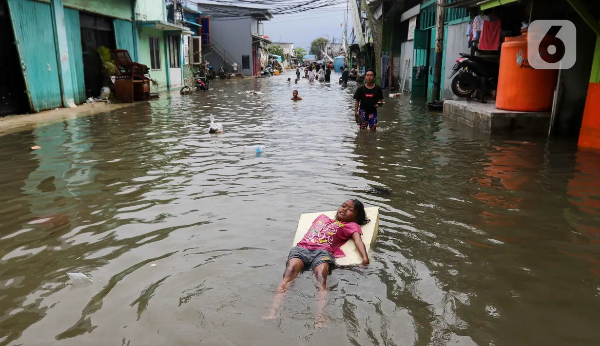 Banjir Rob, Enam RT dan Dua Ruas Jalan di Jakarta Utara Terendam Air - Foto Liputan6.com