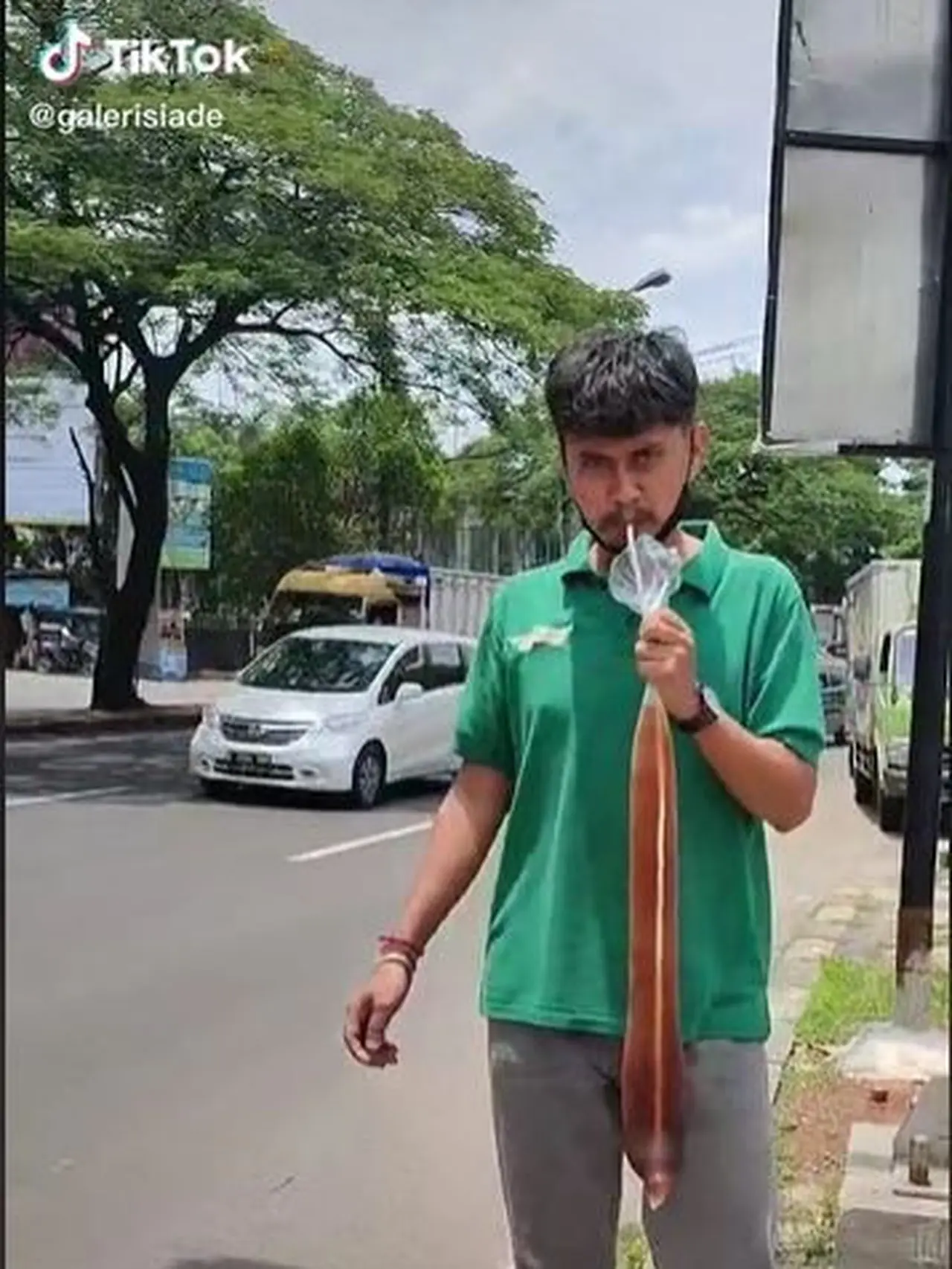 6 Lifehack Minum Es Teh di Plastik Ini Bikin Geleng Kepala, Nyeleneh Banget - Hot Liputan6.com