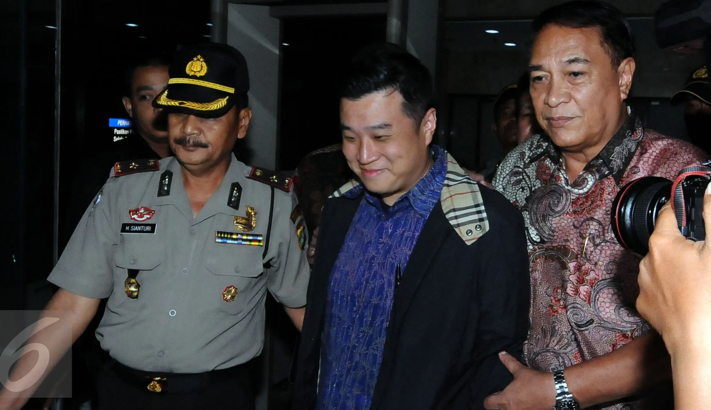 Usai Diperiksa KPK, Richard Halim Diam dan Tersenyum - Foto Liputan6.com