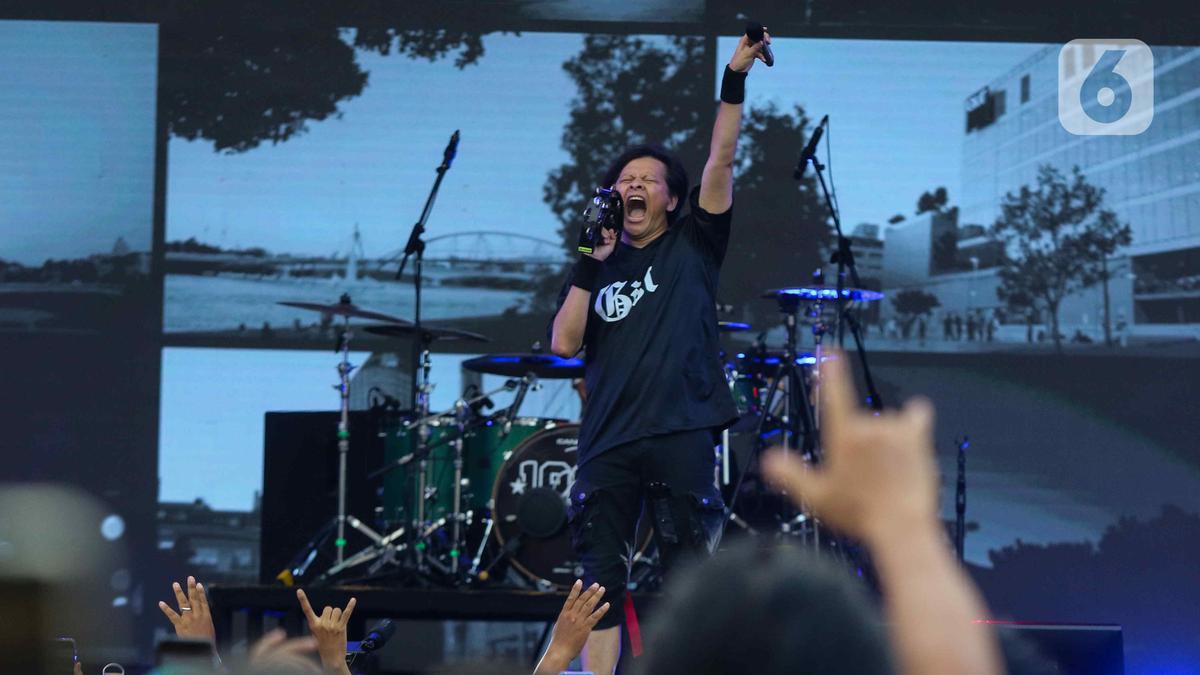 Tampil Energik, GIGI Hentak Panggung District Synchronize Fest 2024 - Foto Liputan6.com