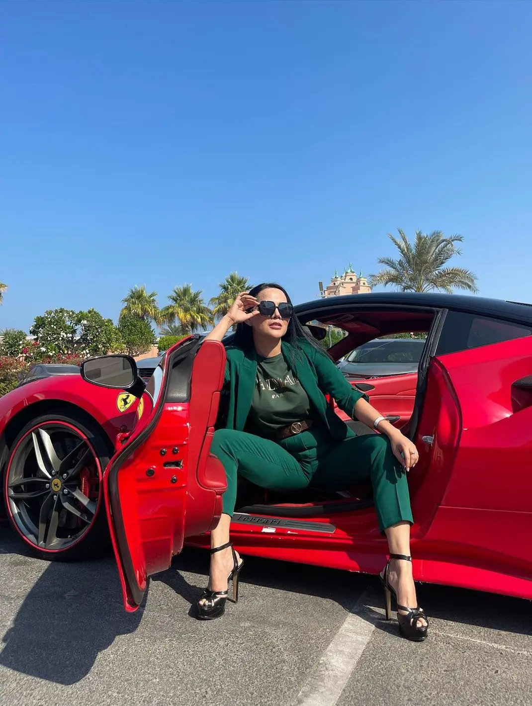 Potret Kece Isa Zega Pakai Kacamata Hitam, Sempat Dekat dengan Rizky ...