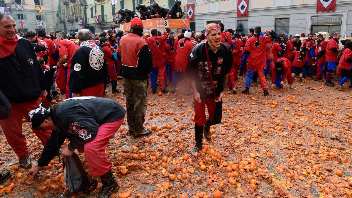 FOTO: Ratusan Warga Italia Saling Perang Lempar Jeruk - Foto Liputan6.com