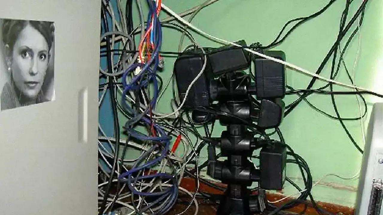 6 Potret Kabel Kusut Ini Penampakannya Ruwet Banget, Bikin Elus Dada ...