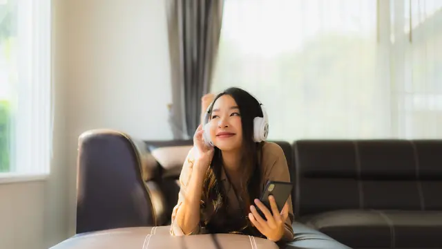 5 Kebiasaan Orang Introvert yang Sering Kali Disalahpahami - Lifestyle ...
