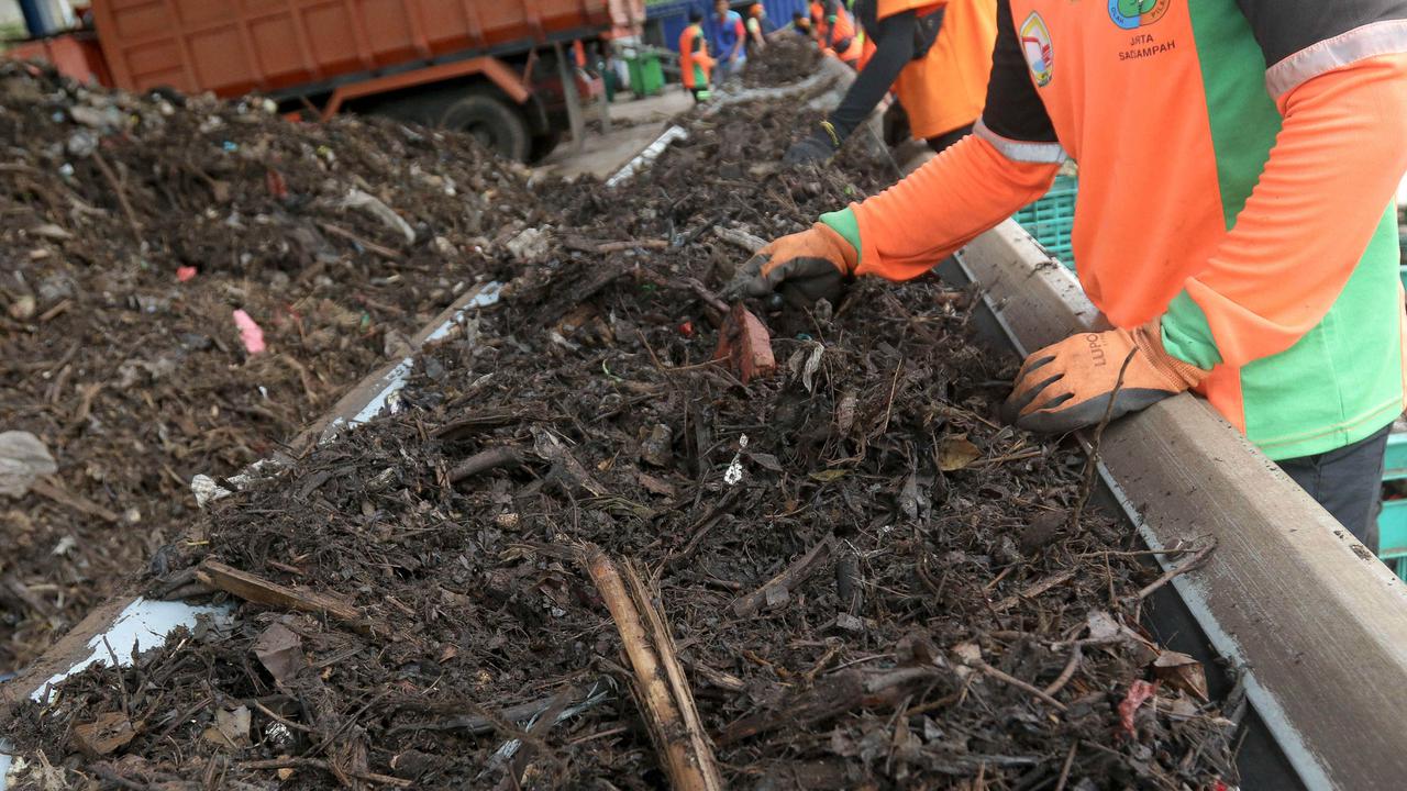 Panduan Lengkap Membuat Pupuk Kompos Cair, Lengkap dengan Perbandingan ...