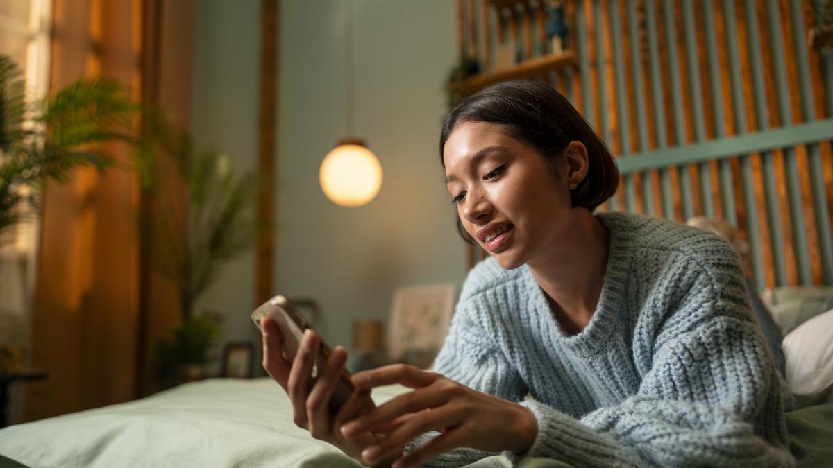 Apa Arti Sleep Call? Fenomena Komunikasi Modern yang Menarik