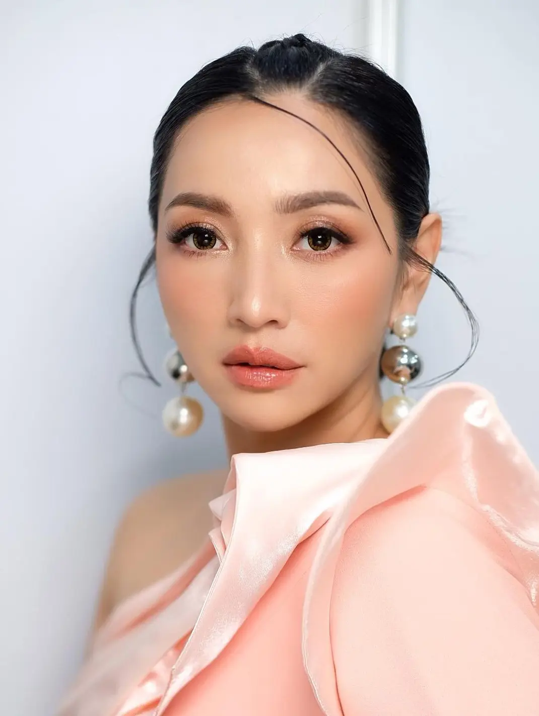 8 Potret Gaya Hesti Purwadinata Pamer Body Goals lewat Berbagai Outfit ...