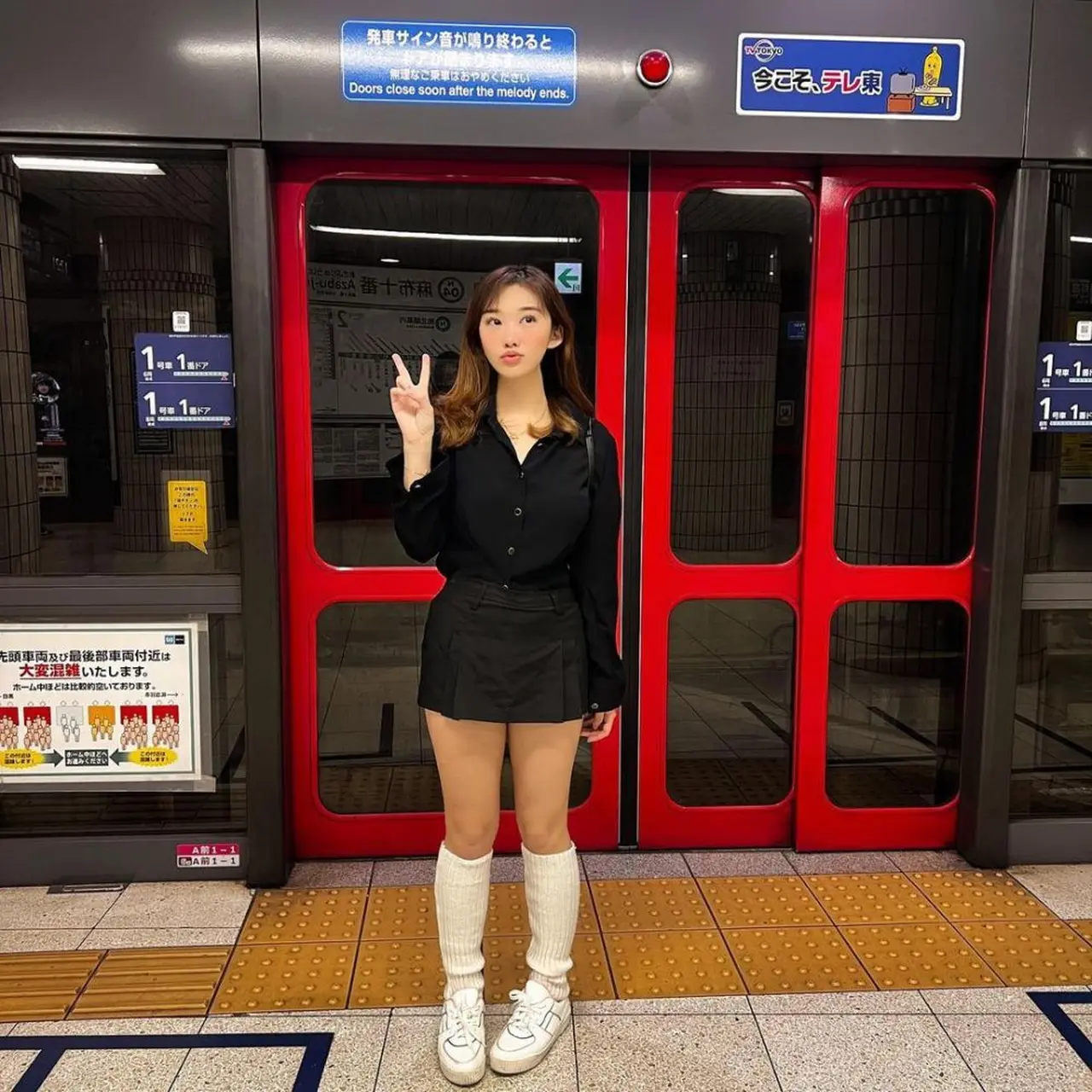 Trendy dan Girly, Ini 8 Potret Cantik Livy Renata Saat Pakai Rok Mini