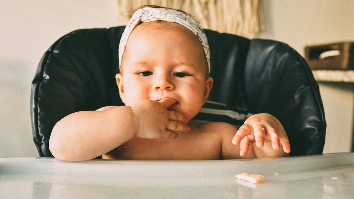 Ini Alasan Mengapa Bayi Kerap Refleks Membuang Makanan Saat Makan Sendiri