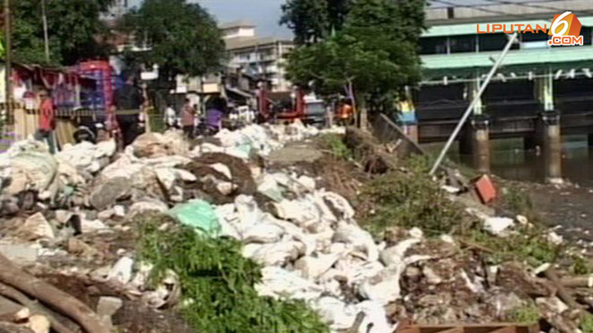 [VIDEO] Jokowi Tinjau Perbaikan Tanggul Kanal Banjir Barat - News Liputan6.com