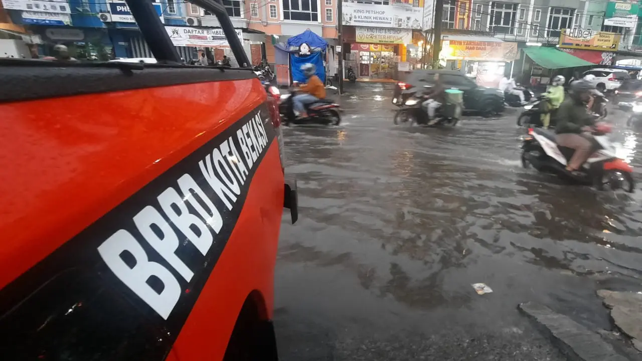 Diguyur Hujan Deras, Ruas Jalan dan Permukiman di Bekasi Banjir - News Liputan6.com