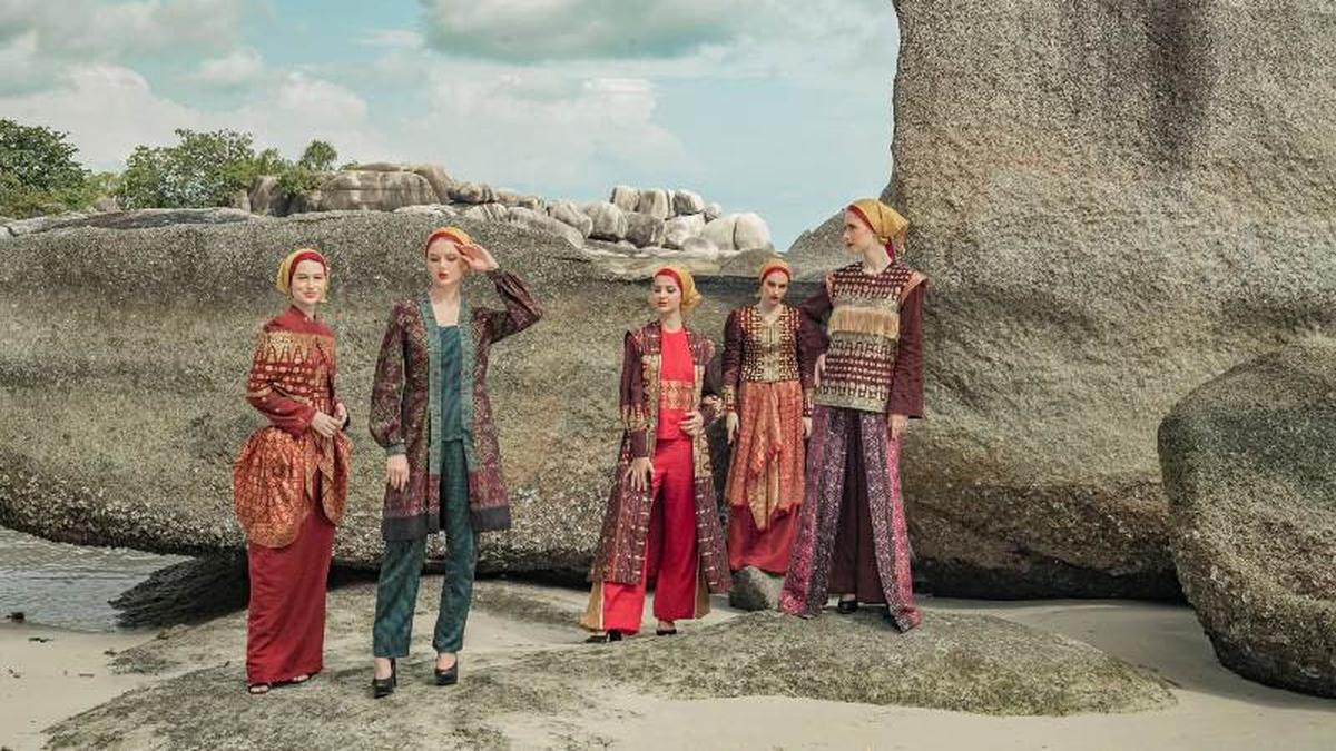 Desainer Wignyo Tampilkan Modest Wear dengan Pesona Tenun Cual Bangka ...