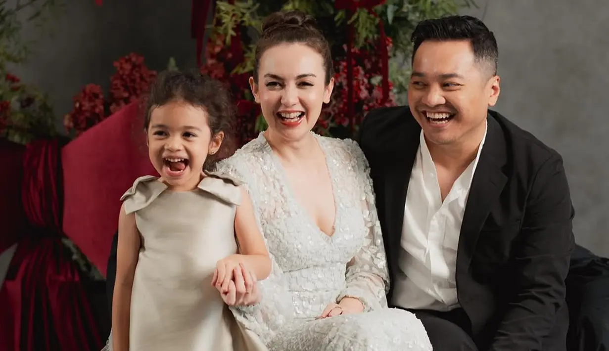 Pemotretan Keluarga Rianti Cartwright Sambut Natal 2024, Sang Anak ...