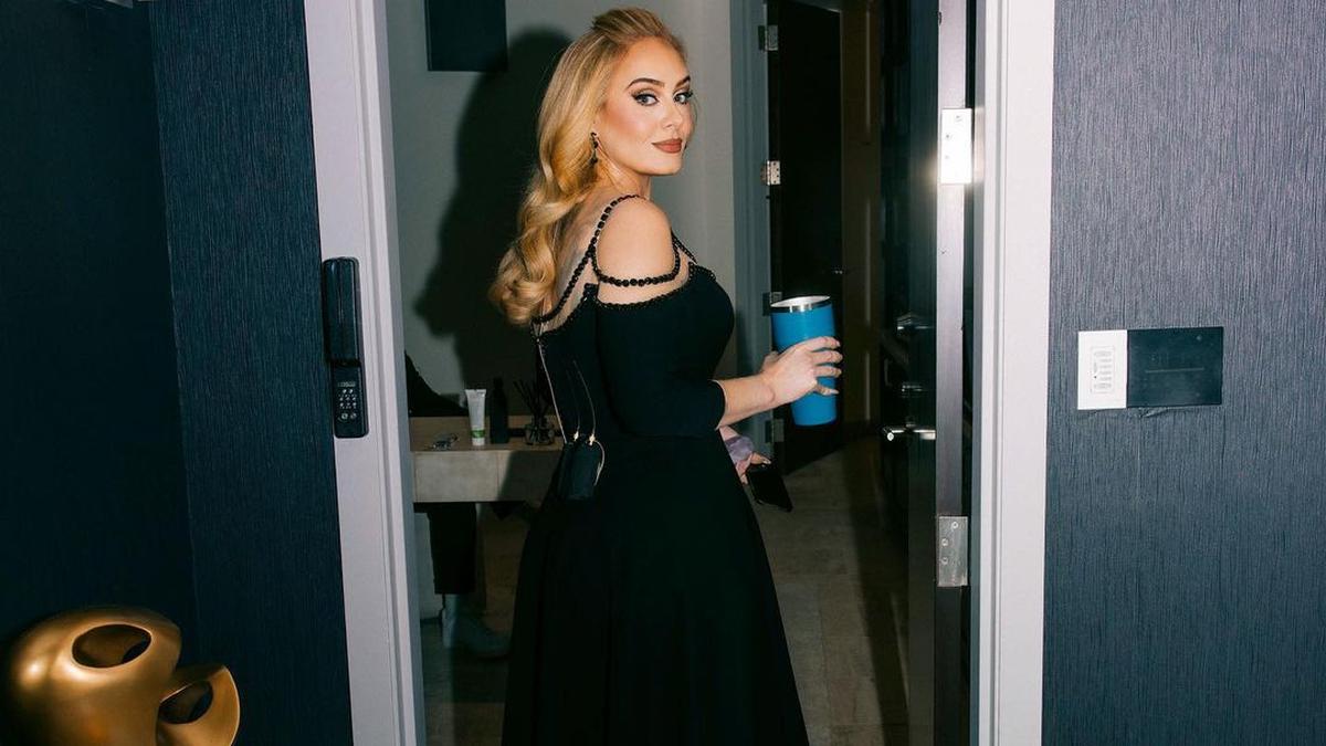 Adele Kasih Kode Pakai Cincin Tunangan saat Konser di Jerman, Isu ...
