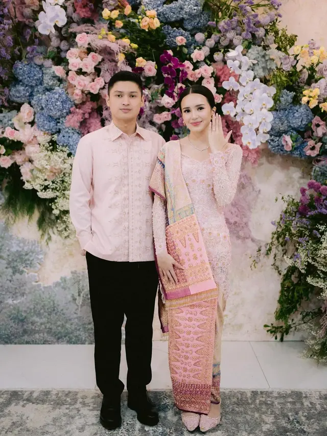 5 Potret Beby Tsabina Resmi Dilamar Kekasih, Penuh Bahagia - Hot Liputan6.com