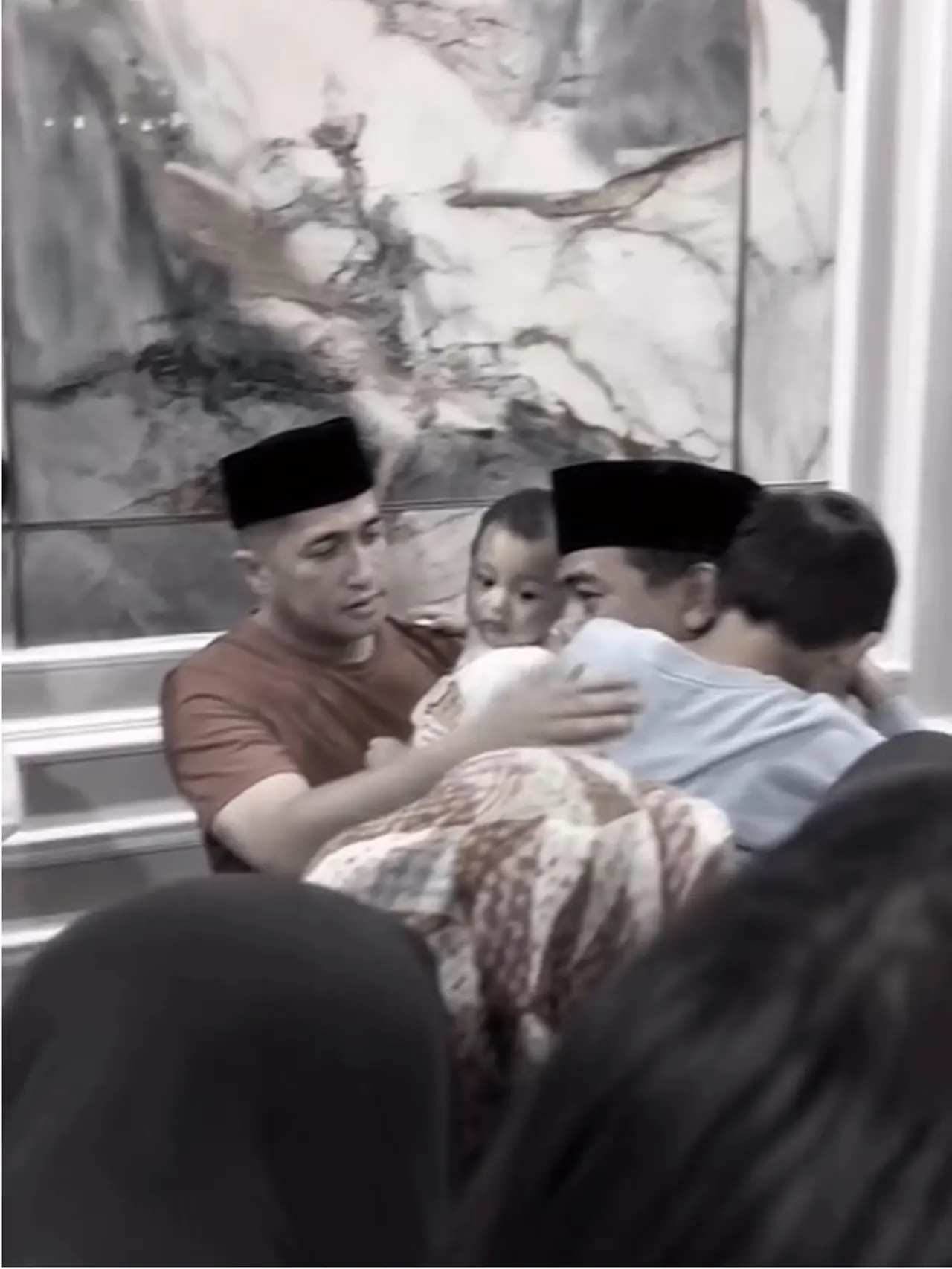 6 Momen Haru Raffi Ahmad dan Irfan Hakim Gendong Bayi Kembar Mpok Alpa di Rumah Duka - ShowBiz ...