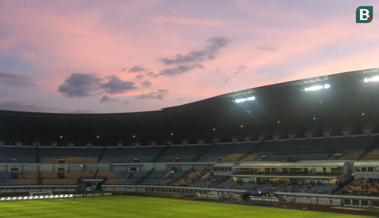 Foto: Pesona Senja dari Tribun Stadion GBLA, Menikmati Segelas Teh ...