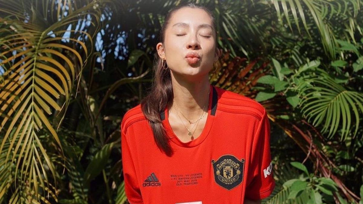 Ramai Premiere League, 7 Potret Seleb Kenakan Jersey Dukung Tim Favorit ...