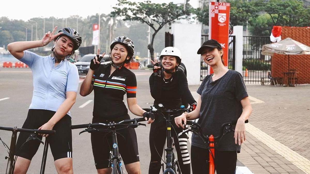 Keseruan 11 Artis Cantik Indonesia Saat Bersepeda - Photo Fimela.com