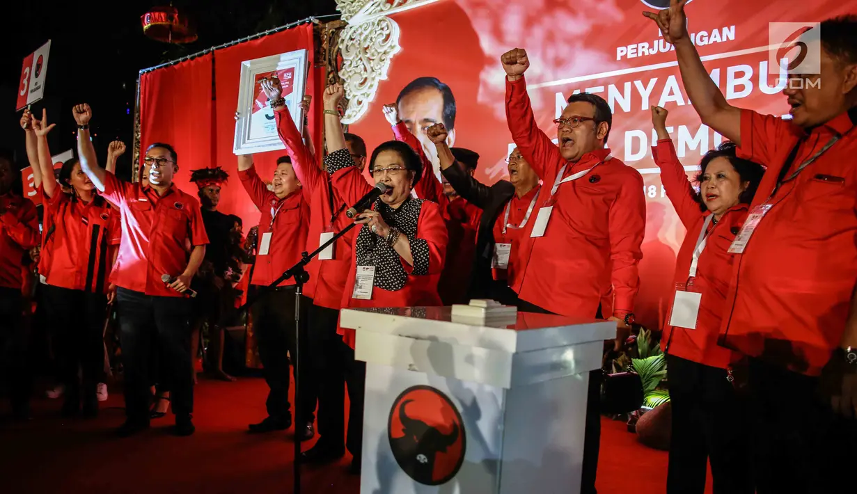 FOTO: PDIP Dapat Nomor Tiga, Megawati Acungkan Salam Metal - Foto ...