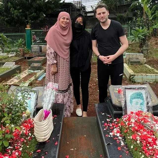 5 Potret Doddy Soedrajat dan Mayang Ziarah ke Makam Vanessa Angel dan Bibi Ardiansyah - Hot ...