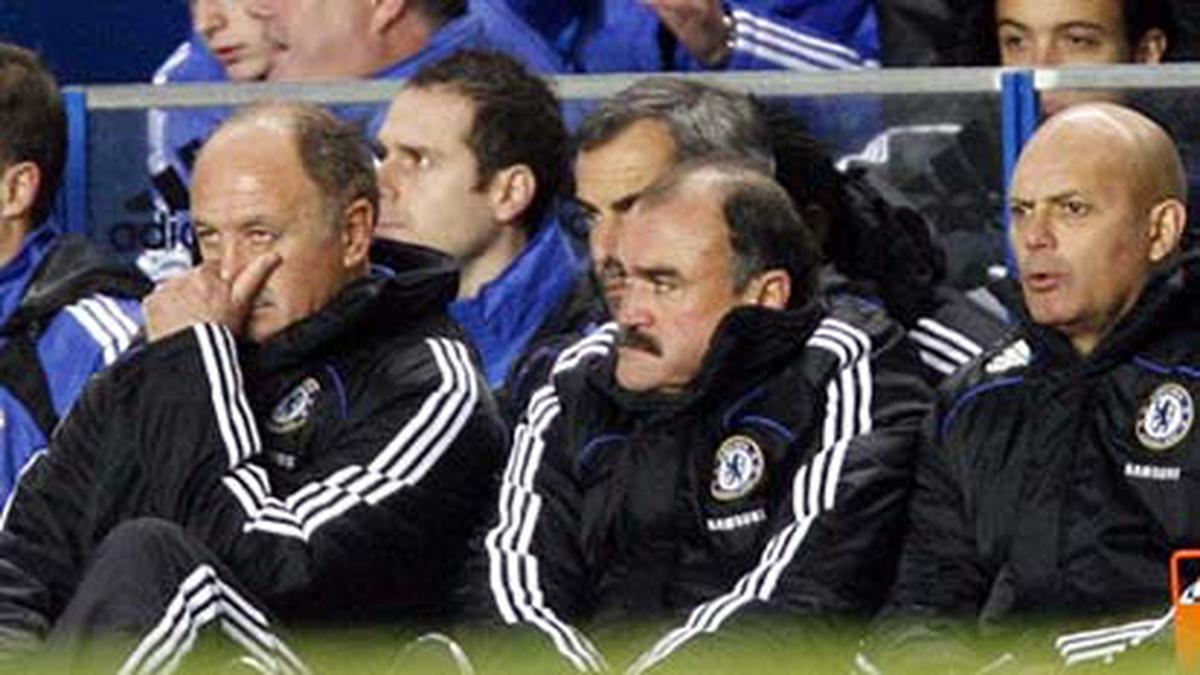 Scolari dan Staf Tim Chelsea (© AFP 2008) - Foto Liputan6.com