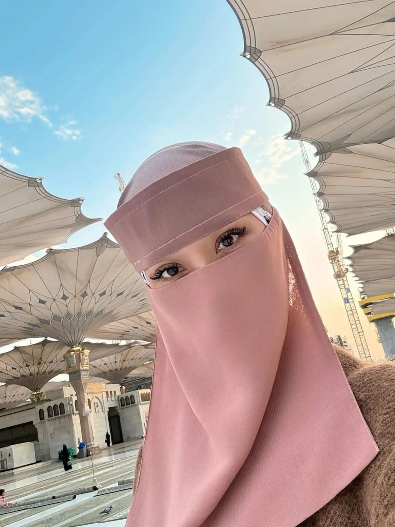 6 Potret BCL Pakai Cadar di Madinah, Umrah Pertama Bareng Tiko Aryawardhana dan Lihat Langsung ...