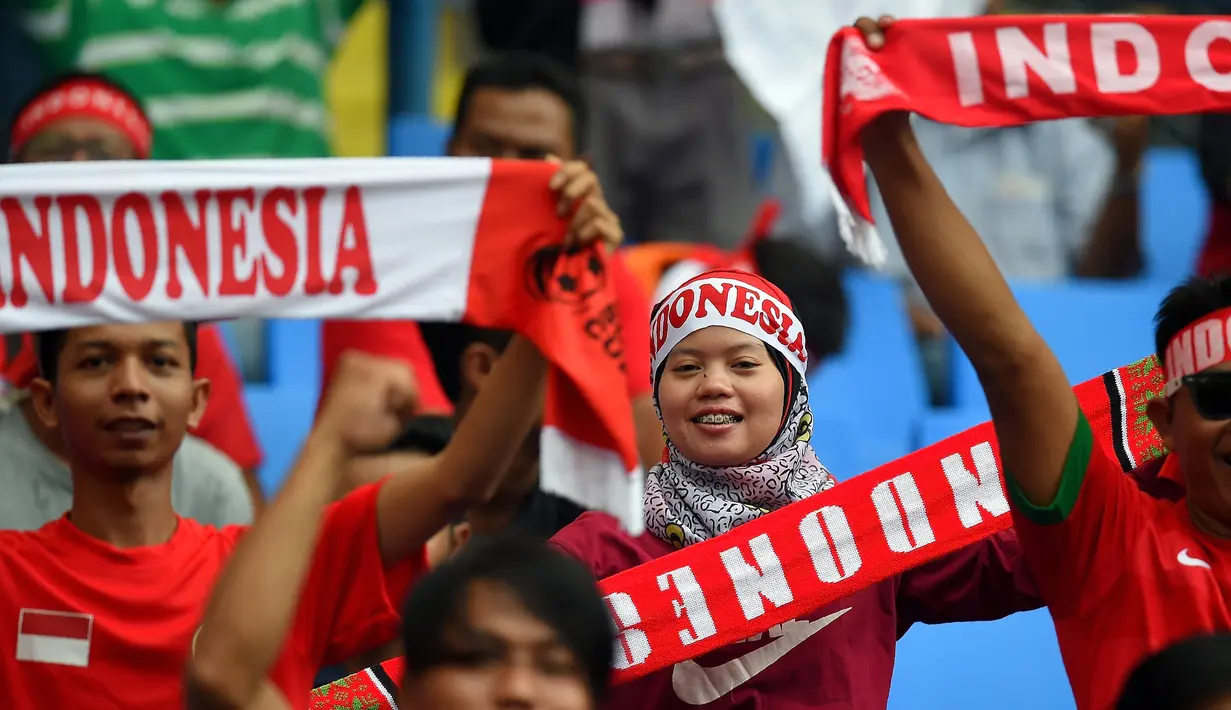PHOTO: Lawan Thailand, Suporter Timnas Indonesia U-22 Bentangkan Syal ...