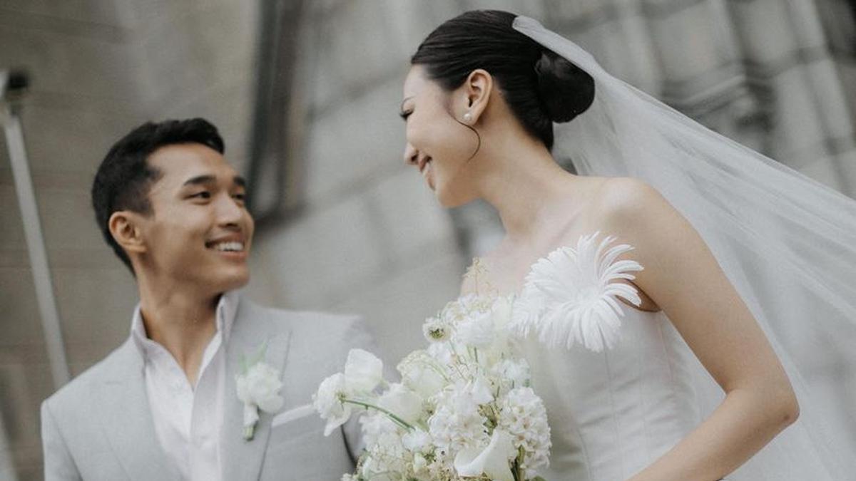 Resmi Soldout, 6 Penampilan Gagah Jonatan Christie Kenakan Setelan Jas Abu-Abu saat Pemberkataan ...