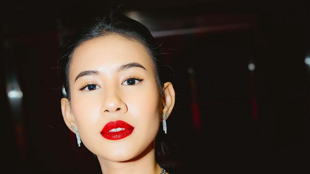 5 Gaya Otentik Shenina Cinnamon dalam Film Tale of The Land