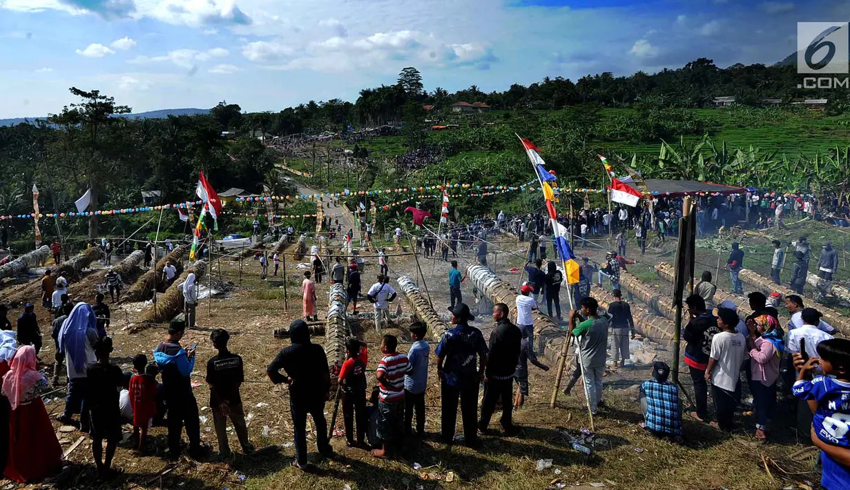 FOTO: Seru, Warga Bogor Perang Meriam Karbit - Foto Liputan6.com