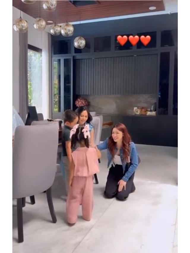 6 Potret Rachel Vennya Kenalkan Anak ke Regina Phoenix, Akrab Main Bareng