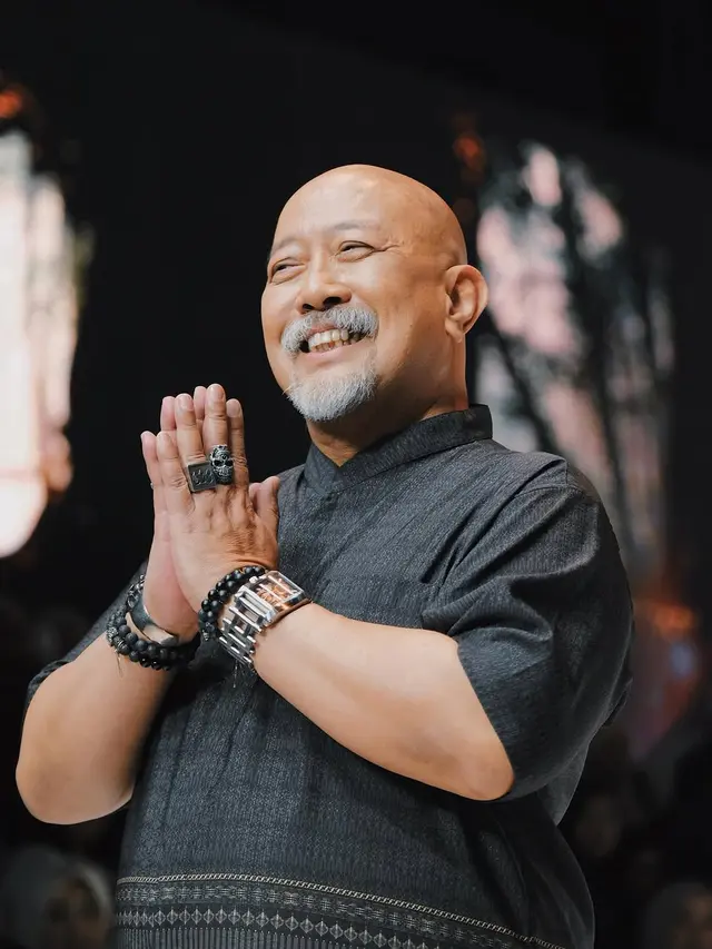 7 Potret Indro Warkop Jadi Model Catwalk, Tampil Serasi dengan Sang ...