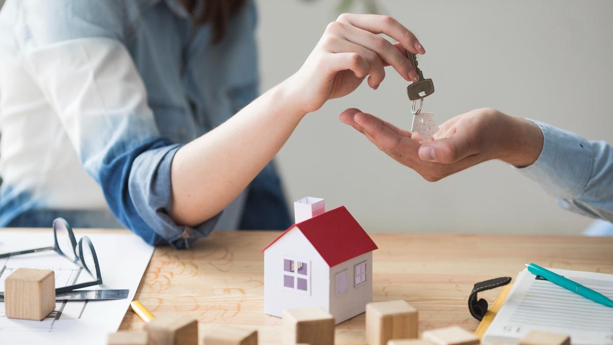 Pengertian Hibah, Syarat, Macam, Hukum, dan Hikmahnya