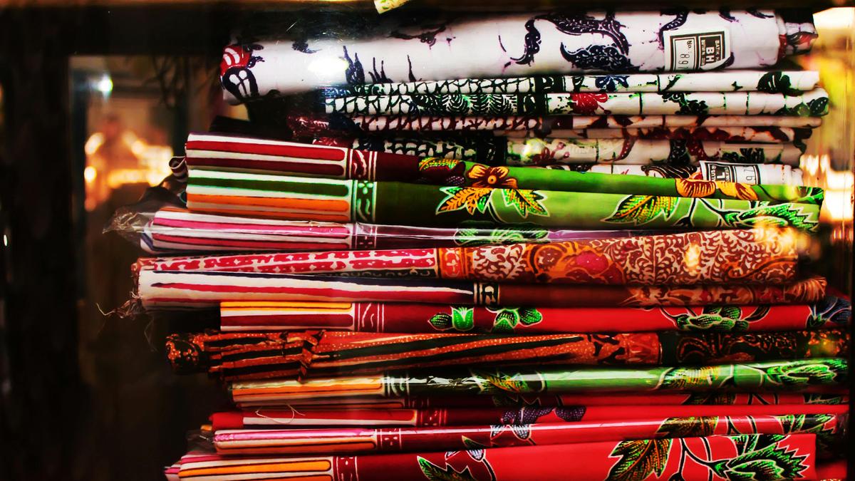 4 Inspirasi Menarik Kreasi Outfit Stylish Berkain