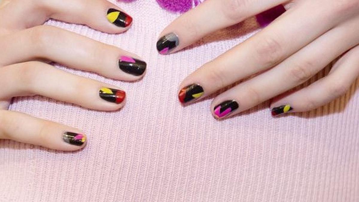 Kuku Warna Hitam dan Pink untuk Gaya Formal di Kantor? Ini Caranya
