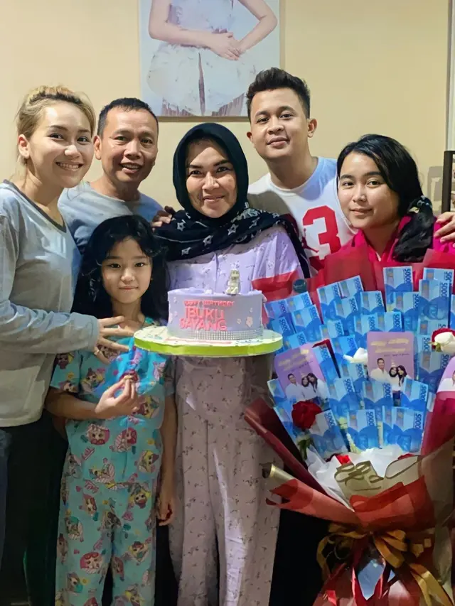 5 Potret Umi Kalsum Rayakan Ulang Tahun, Ayu Ting Ting Minta Maaf Kejutannya Sederhana - ShowBiz ...