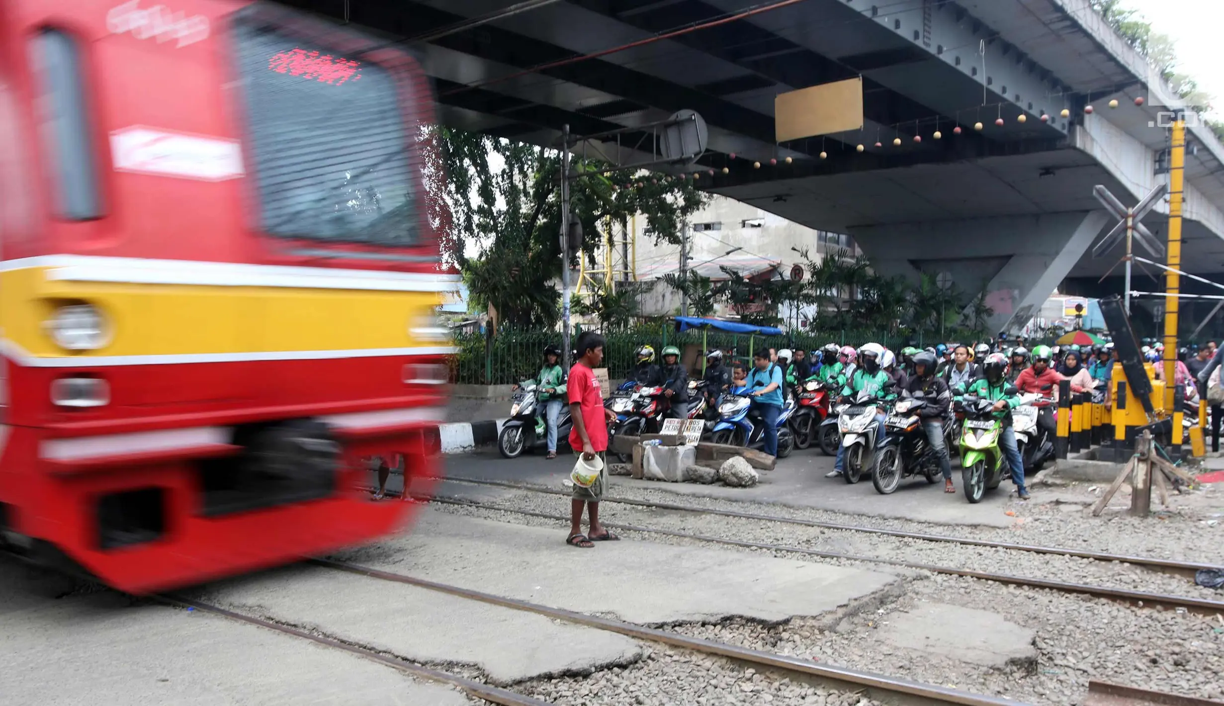 FOTO: Mengerikan, Perlintasan Kereta Api Ini Tidak Berpalang Pintu - Foto Liputan6.com