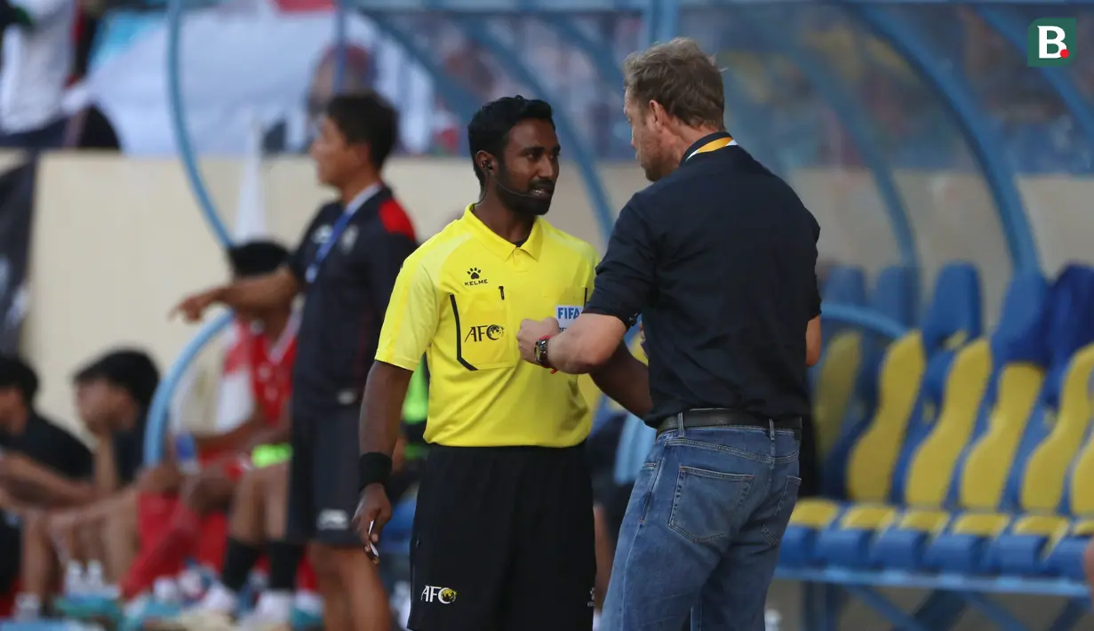 Foto: Reaksi Shin Tae-yong dan Alexandre Polking terhadap Wasit saat ...