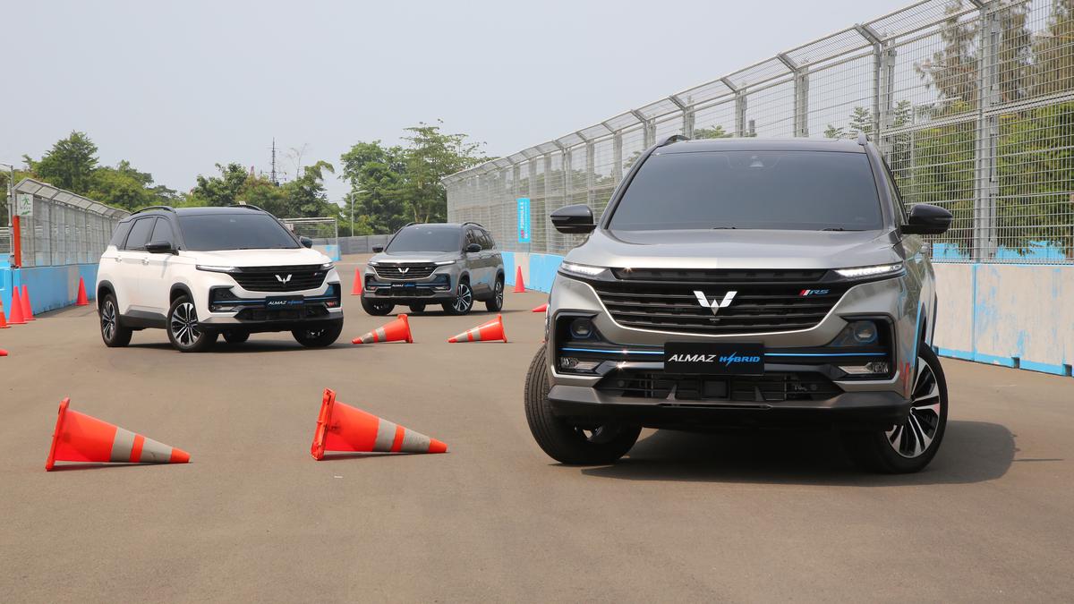 Wuling Almaz Hybrid dengan Almaz RS Pro, Apa Saja Bedanya? - Mobil ...
