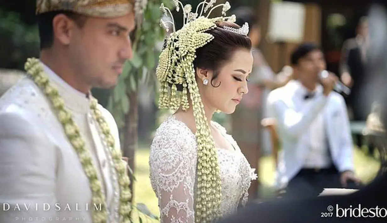 PHOTO: Cantiknya Raisa dalam Balutan Kebaya Putih Saat Akad Nikah ...