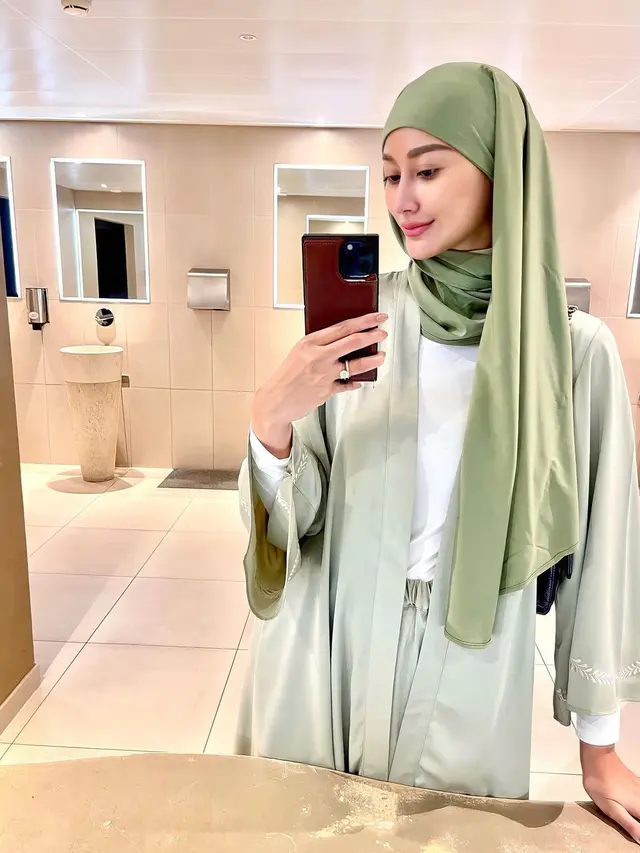 8 Potret Terbaru Ayu Maulida yang Kini Putuskan Berhijab, Curi ...