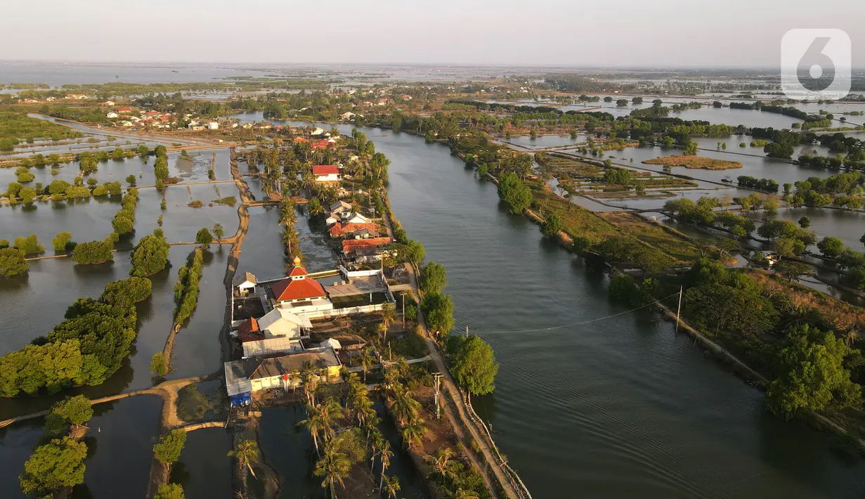 FOTO: Kenaikan Air Laut Pantai Bahagia Muara Gembong - Foto Liputan6.com